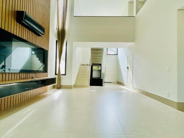 Casa de alto padrão em condomínio: 4 quartos, 4 suítes, 2 salas, 5 banheiros, 4 vagas de garagem, 28