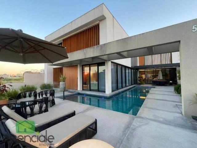 Casa de Alto Padrão em Condomínio | 500 m² | 4 Suítes | 6 Banheiros | 8 Vagas | Porteira Fechada | R