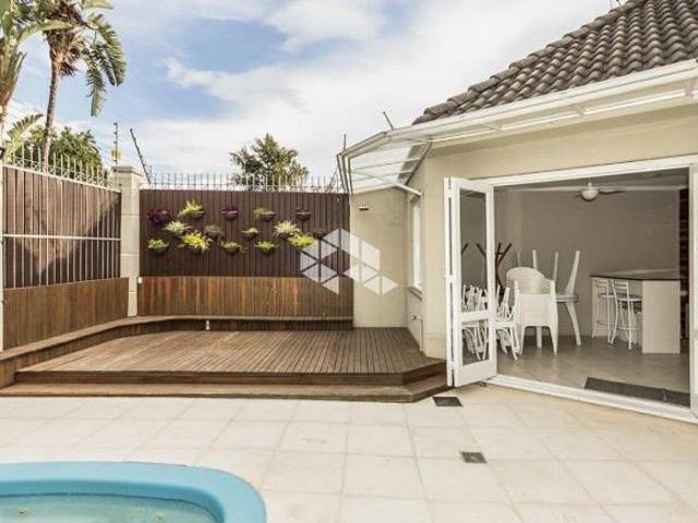 Casa de alto padrão em condomínio com 2 dormitórios no Bairro Chácara das Pedras com piscina
