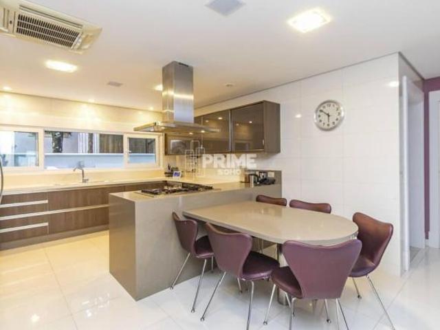 Casa de Alto Padrão em Condomínio Clube com 4 Quartos e Elevador