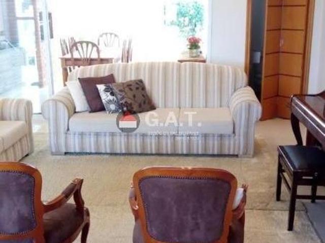 Casa de alto padrão em condomínio à venda em Votorantim SP, com 3 suítes e 4 vagas de garagem!