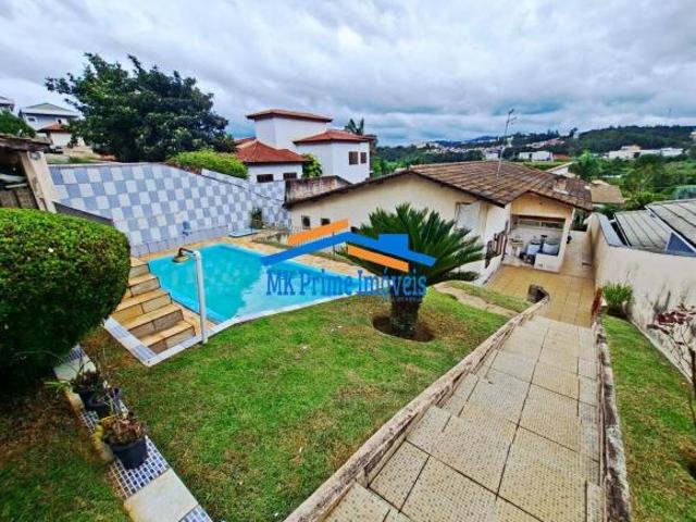 Casa de Alto Padrão em Condomínio em Cotia: 3 Suítes e Piscina
