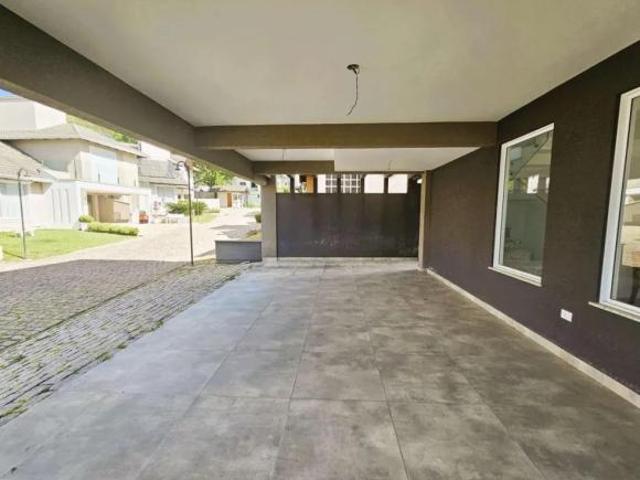 Casa de alto padrão em condomínio em Santa Felicidade com 3 suítes, 230m² priva