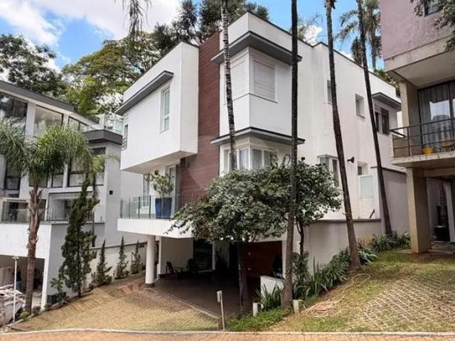 Casa de alto padrão em condomínio exclusivo com apenas 12 residências