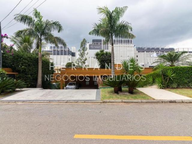 Casa de Alto Padrão em Condomínio Exclusivo em Tamboré, Barueri SP: 3 quartos, 3 suítes, 5 banheiros