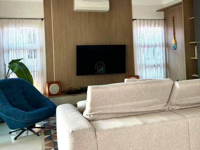 Casa de alto padrão em condomínio fechado