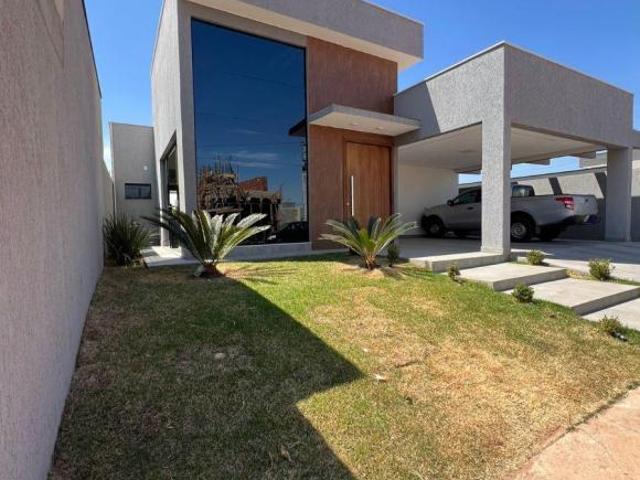 Casa de Alto Padrão em Condomínio Fechado com 3 Suítes e Piscina de Alvenaria