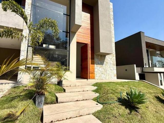 Casa de Alto Padrão em Condomínio Fechado – Localização Privilegiada