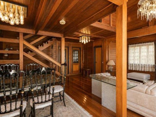 Casa de Alto Padrão em Condomínio Fechado Orleans Curitiba PR