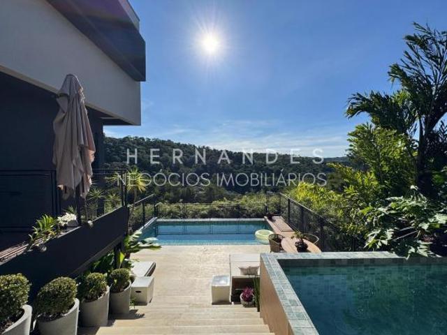 Casa de alto padrão em condomínio no Tamboré com vista permanente para mata
