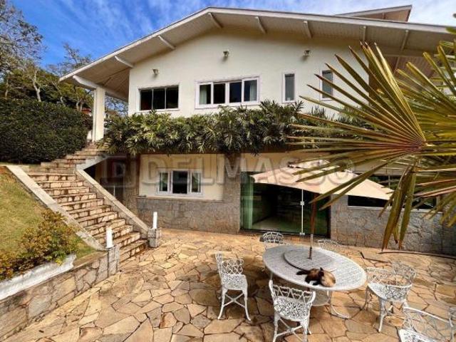 Casa de Alto Padrão em Condomínio na Cidade!