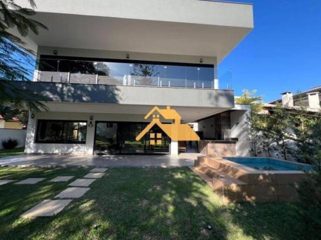Casa de alto padrão em condomínio na Praia de Guaecá, 5 suítes, piscina privativa e localização priv