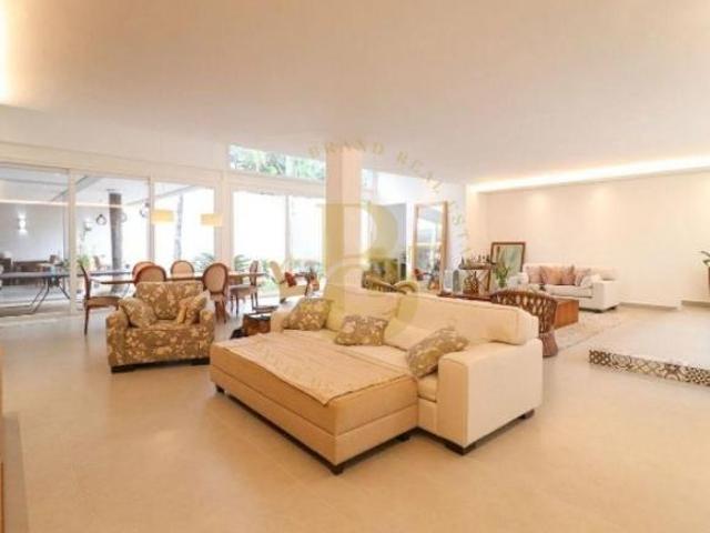 Casa de alto padrão em localização privilegiada, cercada por muito verde e tranquilidade