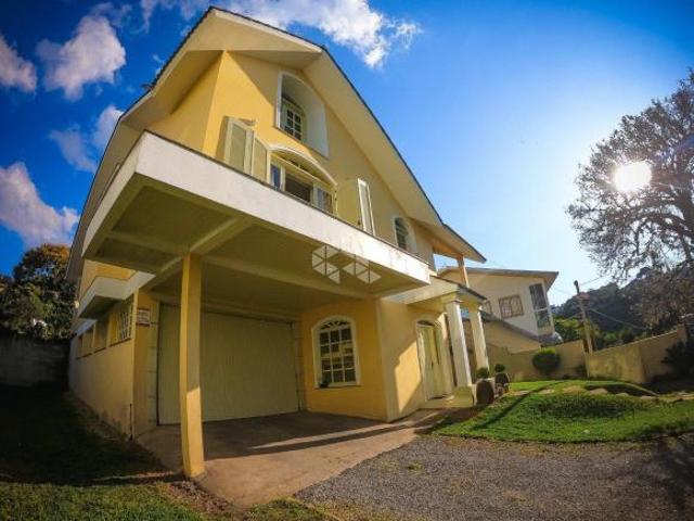 Casa de alto padrão, localizada em bairro nobre da cidade de Garibaldi
