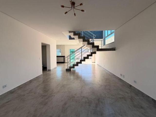 Casa de alto padrão localizada no condominio Bouganville IV em Peruibe
