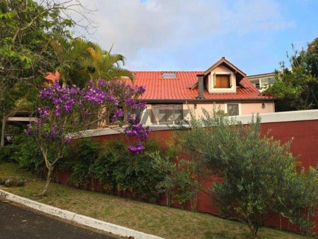 Casa de alto padrão localizada no Condomínio Colinas de São Francisco com 3 suítes
