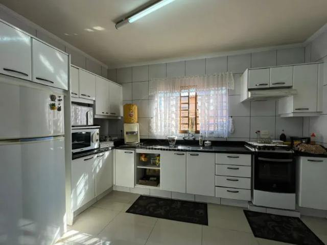 Casa de alto padrão para locação com 3 quartos e cozinha planejada no Quebec em Londrina
