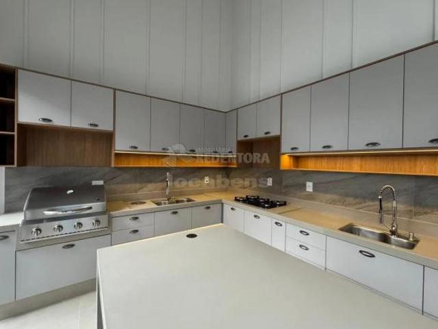 Casa de Alto Padrão para Venda com 04 Dormitórios, 02 Suítes com closet, 247m² de Construção no Cond