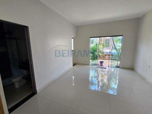 Casa de alto padrão para venda com 320m², 4 quartos, 2 suítes, reformada em Arniqueiras