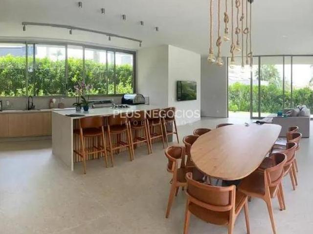 Casa de Alto Padrão para Venda e Locação no Fazenda Imperial 704m², 5 Suítes, Piscina, Área Gourmet