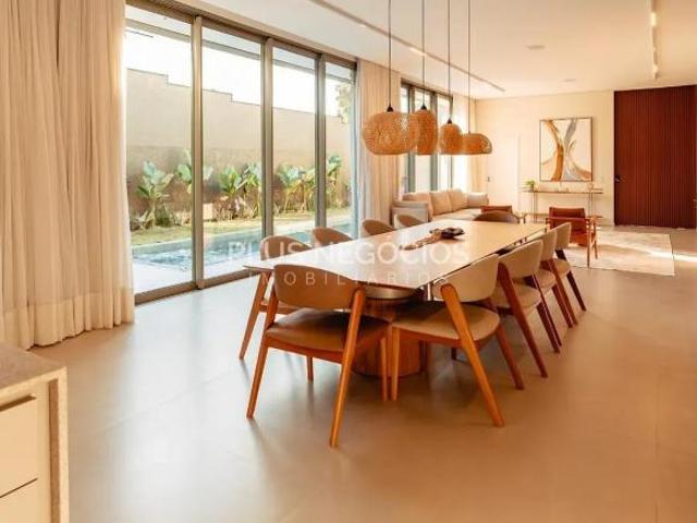 Casa de Alto Padrão Porteira Fechada com 1.000m² de Terreno e Piscina Privativa no Fazenda Jequitibá