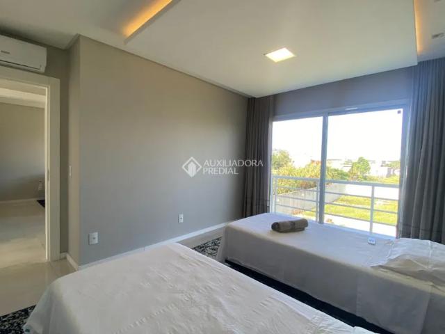 Casa 4 quartos, 1 suíte, 1 banheiro social, 2 vagas, alto padrão próxima da Praia do Rosa
