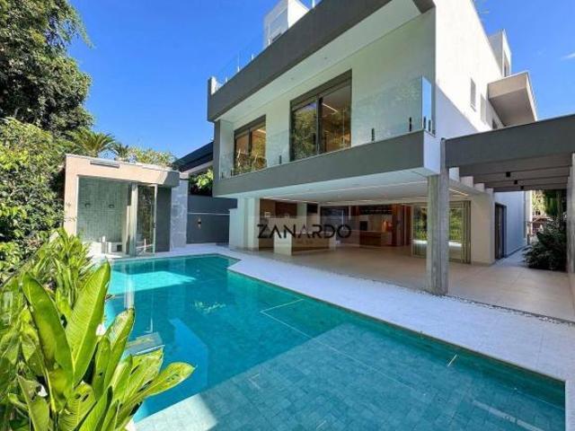 Casa de alto padrão próxima a praia à venda em Riviera de São Lourenço