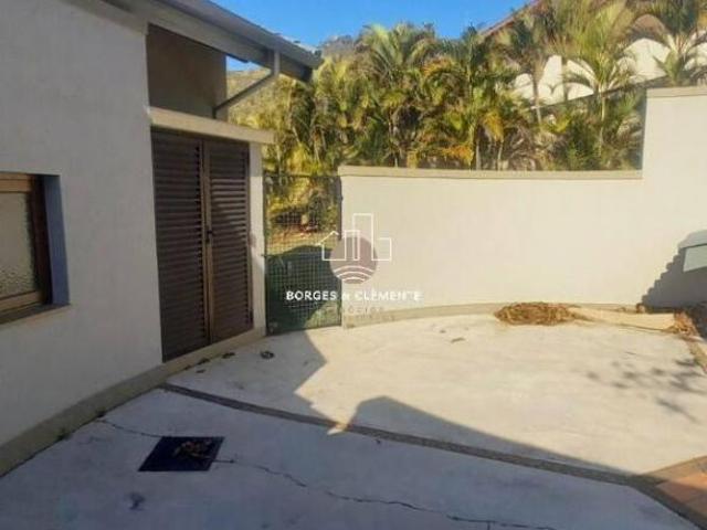 Casa de Alto Padrão Reformada com 3 Suítes no Condomínio Flamboyant Atibaia