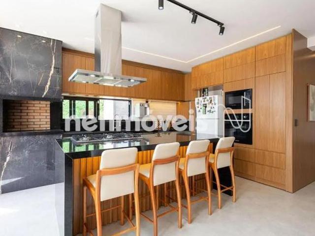 Casa de Alto Padrão Reformada com Piscina à Venda na QE 56