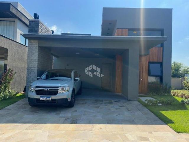 Casa de Alto Padrão 3 dormitórios sendo 1 suíte, 4 vagas de garagem, 187 m²