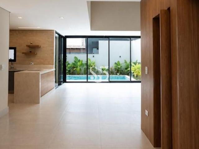 Casa de Alto Padrão: 3 suítes, 2 salas, 5 banheiros, 4 vagas, 210m². Sofisticação e conforto!