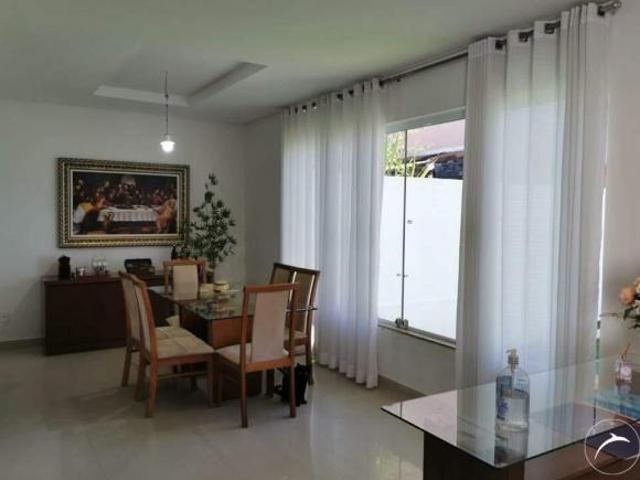 Casa de Alto Padrão 4 Quartos, Piscina Aquecida, Área de Lazer e com Infraestrutura Completa Para Ve