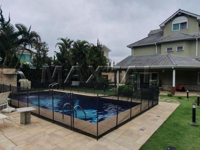 Casa de alto padrão 573m², 5 suítes, sala, TV, lareira, área gourmet e piscina aquecida com cascata