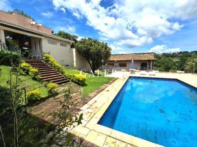 CASA DE ALTO PADRÃO, 5 QUARTOS, 3 SUÍTES, 8 VAGAS DE GARAGEM, CONDOMÍNIO FECHADO, 1.212m2