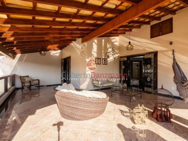 Casa de Alto Padrão | 650m² Construídos | Terreno 1.100m²