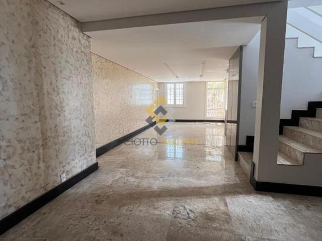 Casa de alto padro no bairro Dona Clara