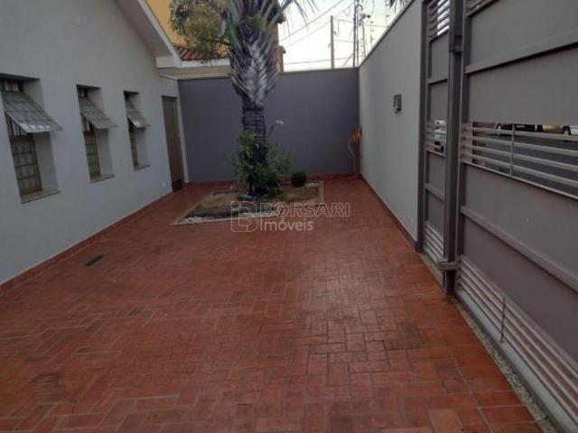 Casa de alto padrao a venda no Centro de Araraquara | 3 suites, churrasqueira e jardim