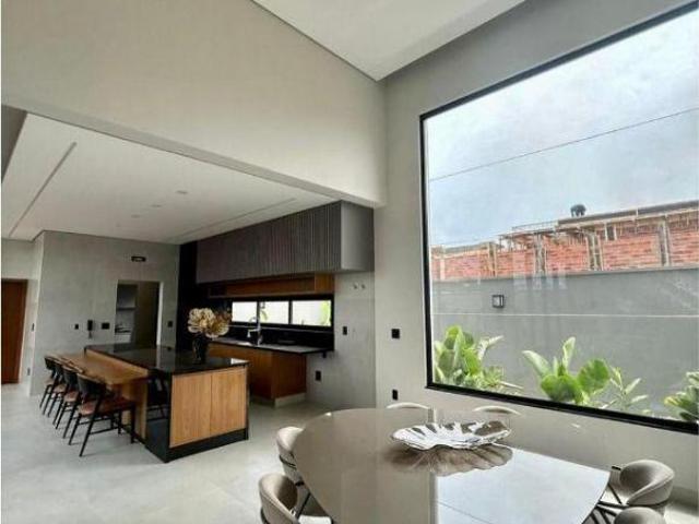 Casa de alto padrao com 3 suites e area de lazer em Condominio Fechado em Aracatuba