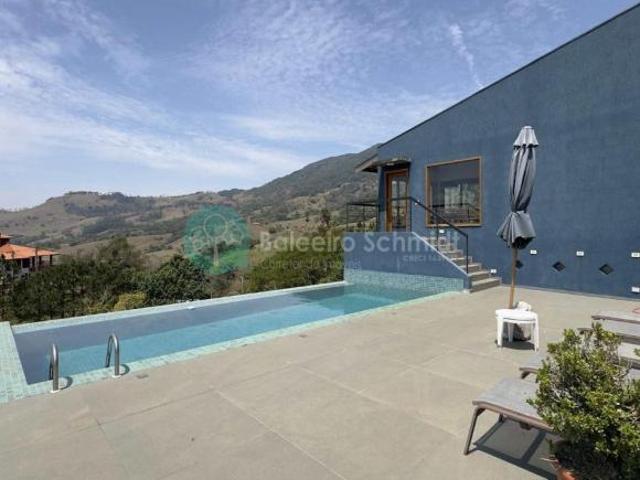 Casa de alto padrao com om vista e conforto na serra