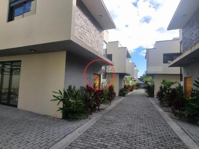CASA DE ALTO PADRAO EM CONDOMINIO, COM 3 SUITES, AREA GOURMET PRIVATIVA, 3 VAGAS, BEM PROXIMO A PR