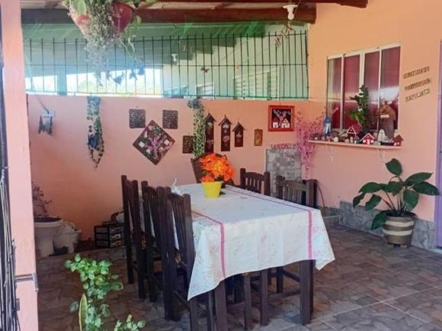 Casa de alvenaria, 2 dormitórios com vaga de garagem, rua tranquila em Alvorada