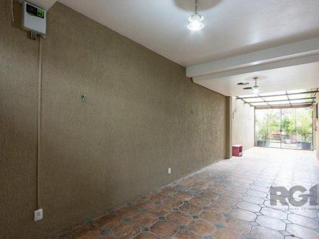 Casa de alvenaria, 3 dormitórios, 1 suíte e pátio com piscina, bairro Espírito Santo