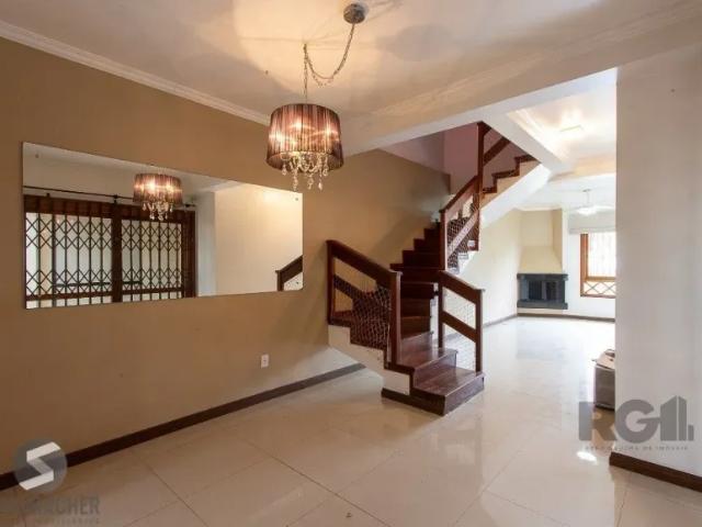 Casa de alvenaria, 3 dormitórios, 1 suíte e pátio com piscina, bairro Espírito Santo