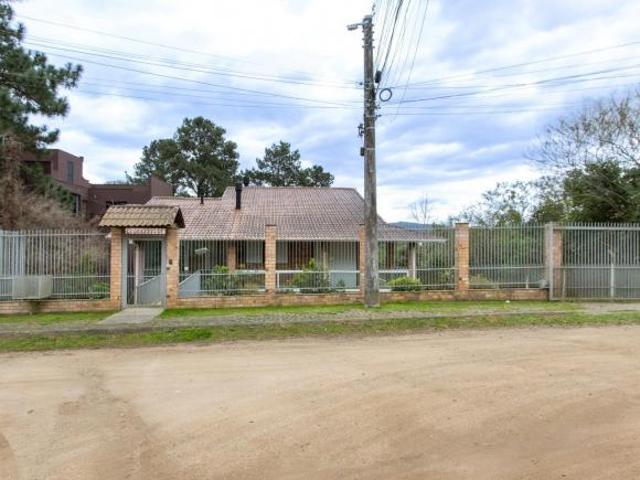 Casa de alvenaria, com 3 dormitórios, 1 suíte, living, cozinha, lavanderia, churrasqueira, banheiro