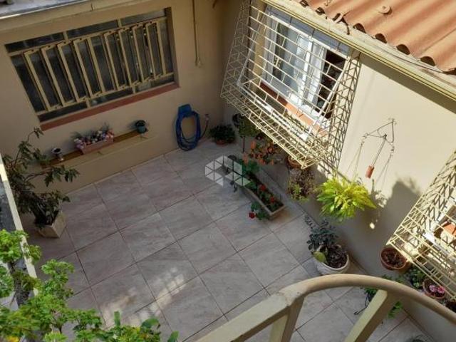 Casa de alvenaria com 3 quartos e 3 banheiros, piscina, sala de televisão