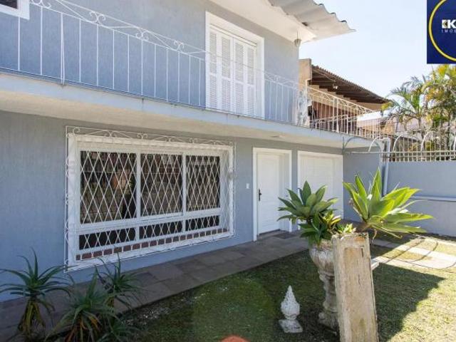 Casa de alvenaria, com 3 quartos, 1 suíte e 3 vagas de garagem