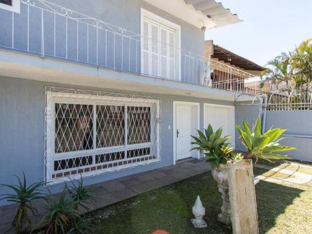 Casa de alvenaria, com 3 quartos, 1 suíte e 3 vagas de garagem