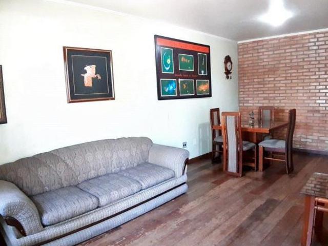 Casa de Alvenaria de 2 pisos, 3 dormitórios, vaga para 3 carros Á VENDA