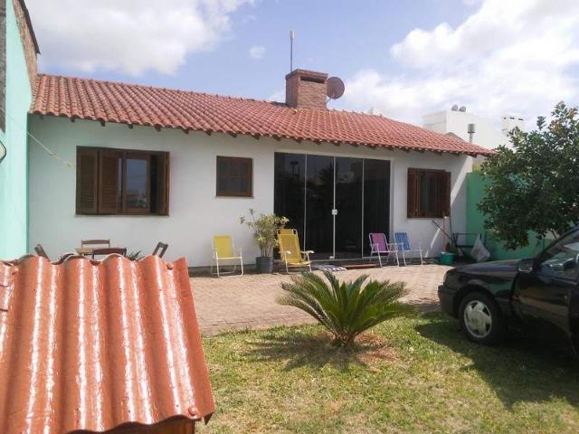 Casa de alvenaria e telhas com 01 dormitório