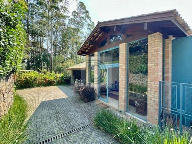 CASA DE ARQUITETO NO COND. PARQUE DAS ARTES SOFISTICAÇÃO, CONFORTO E EXCLUSIVIDADE!